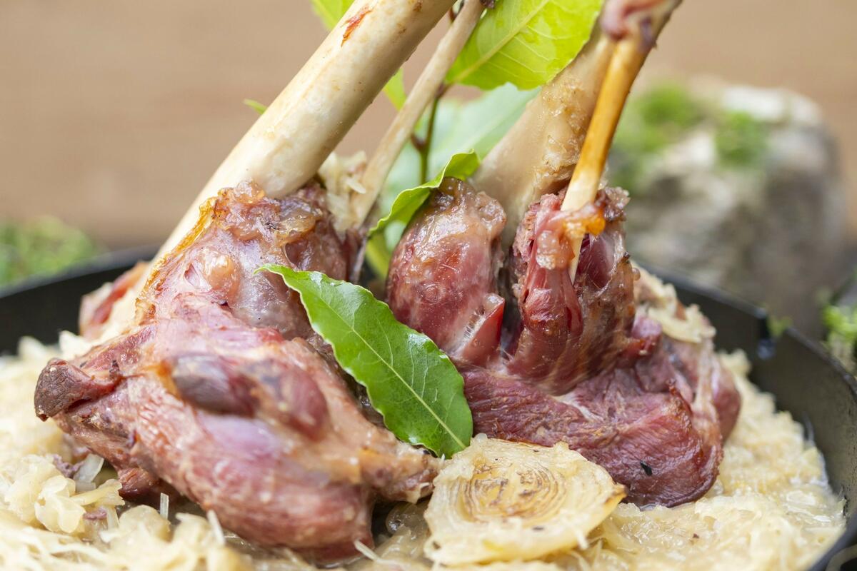 Gepökelte Haxen aus dem Dutch Oven | Deutscher Jagdverband